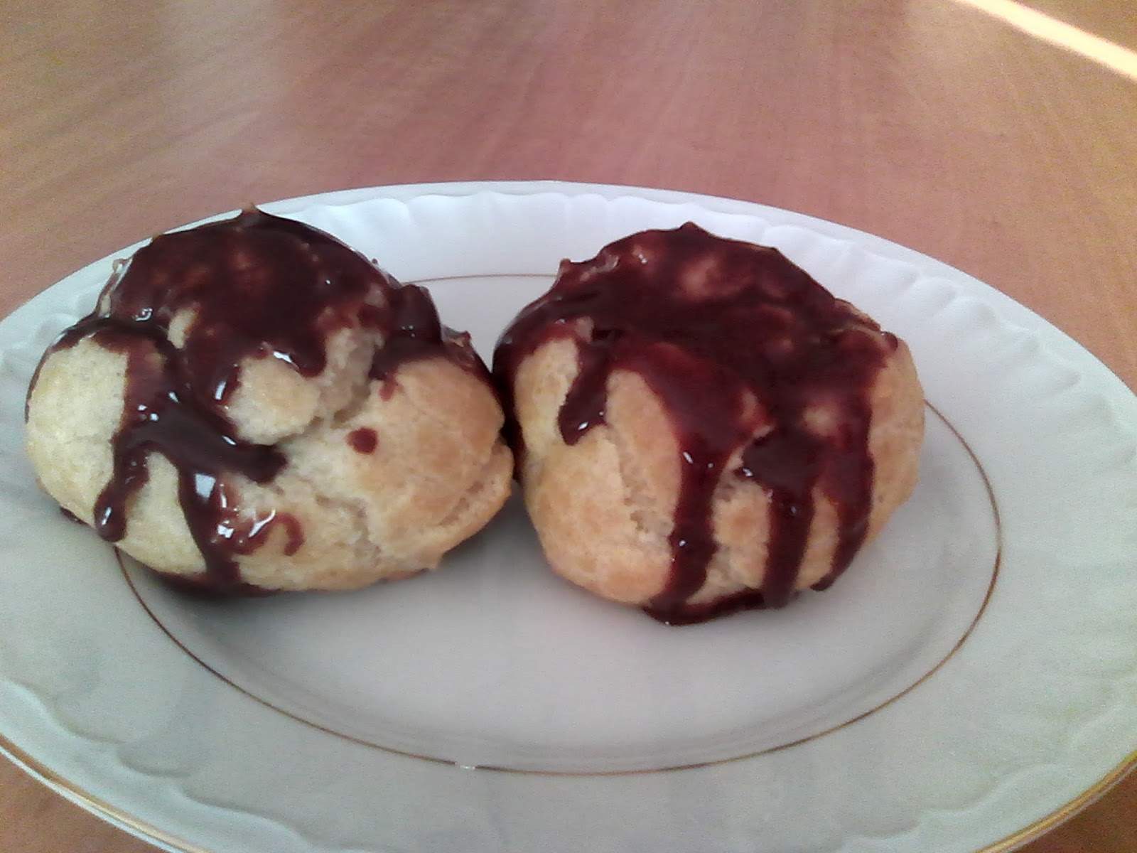Fresas y miel: Profiteroles rellenos de crema pastelera