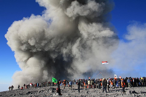 10 Foto Menakjubkan Saat Upacara Bendera di Puncak Gunung ~ Fakta Unik ...