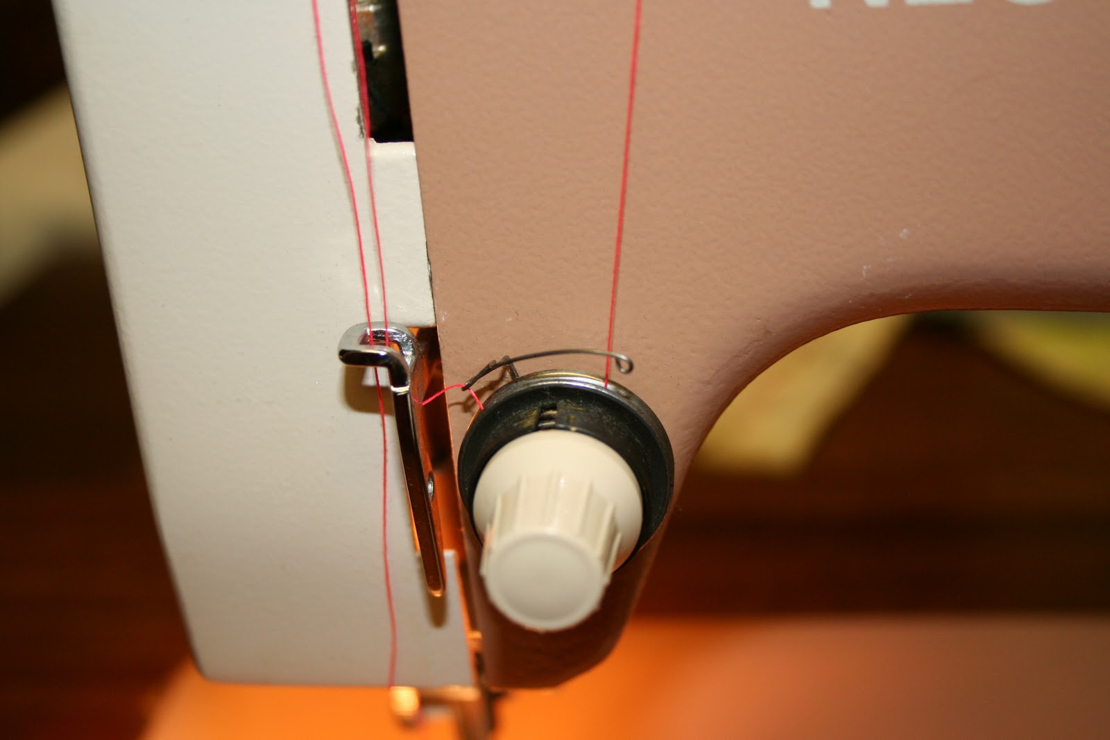 Tammy's Craft Emporium: Necchi Lelia 513 - how to thread the bobbin