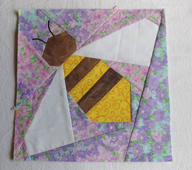 The Life of Riley: Gridster Bee: Paper Pieced Honey Bee Block Instructions