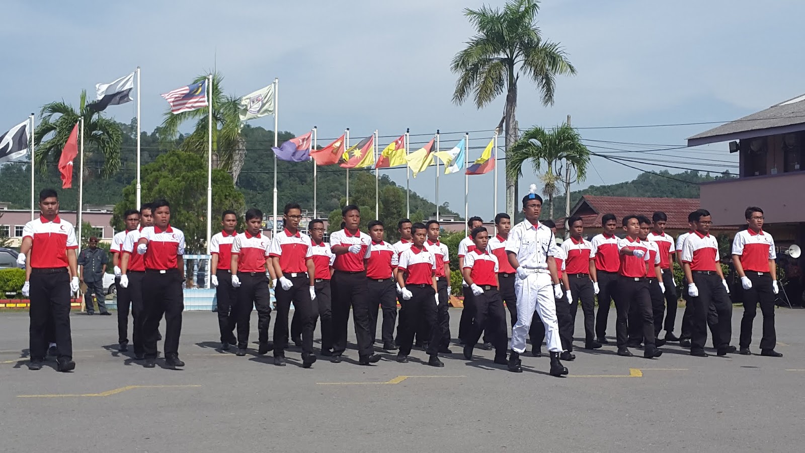 SMKA TENGKU AMPUAN HAJJAH AFZAN PAHANG: PERSEKITARAN SEKOLAH
