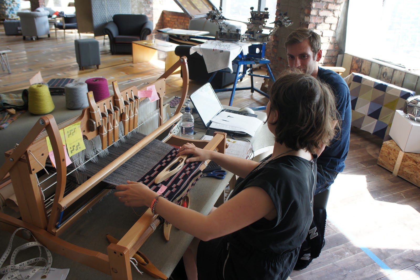 HOLLY BERRY WEAVE BLOG: LIVE WEAVER.....