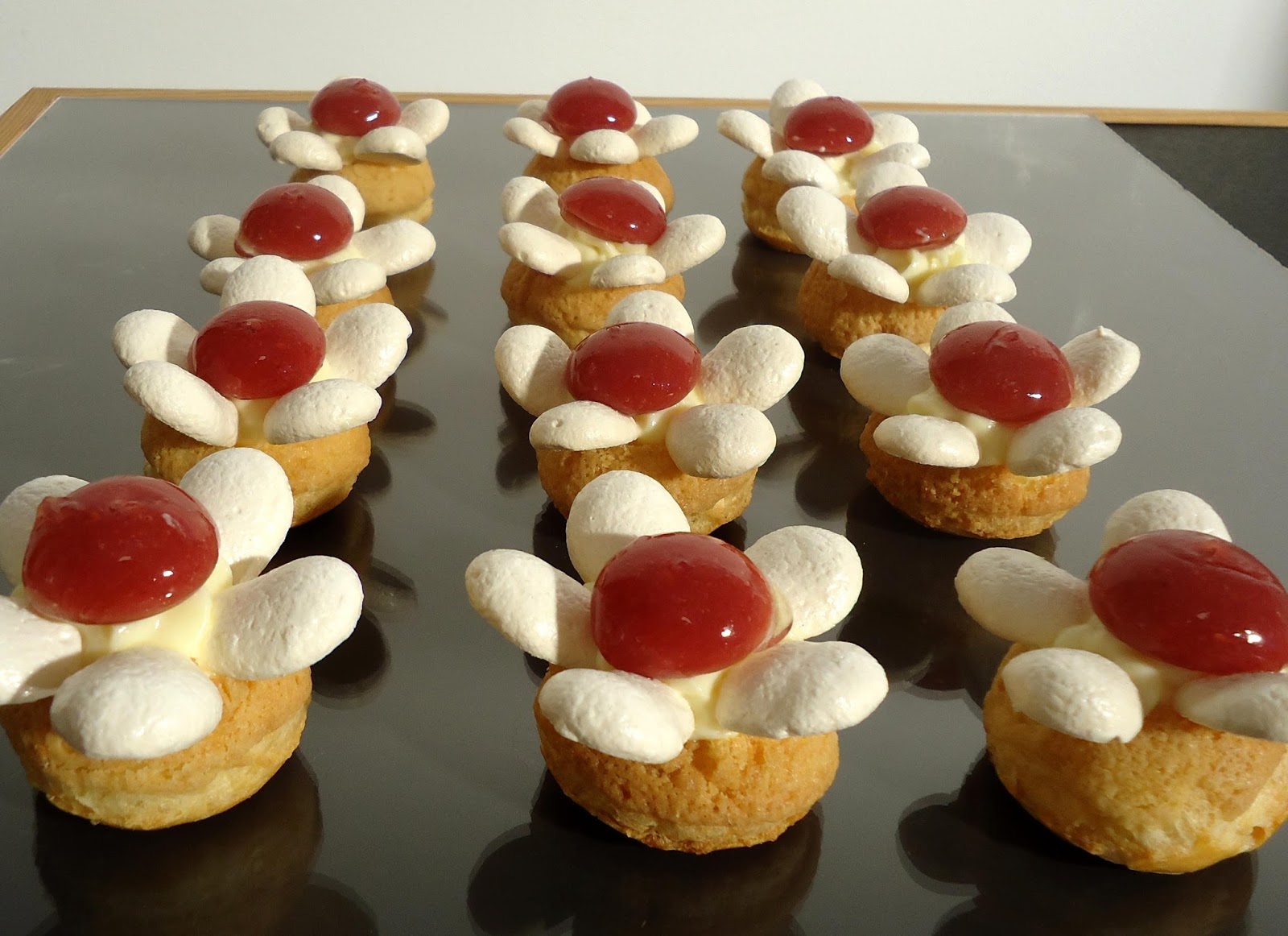 MiniCuisine: Choux " fleur " à la crème au citron vert et framboise