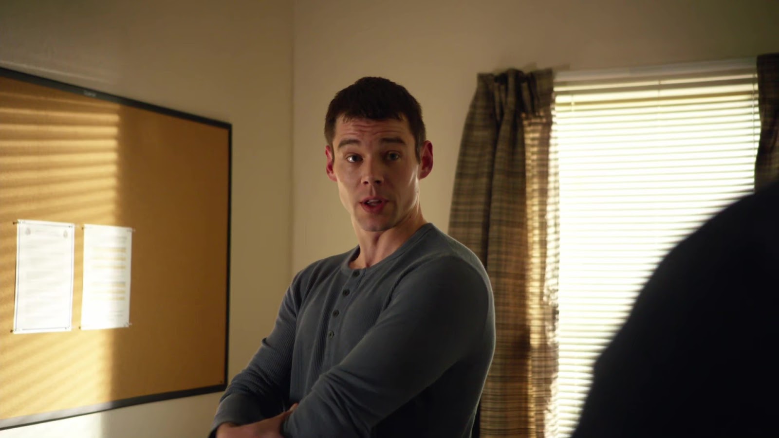 ausCAPS: Brian J Smith shirtless in Quantico 1-01 "Run"