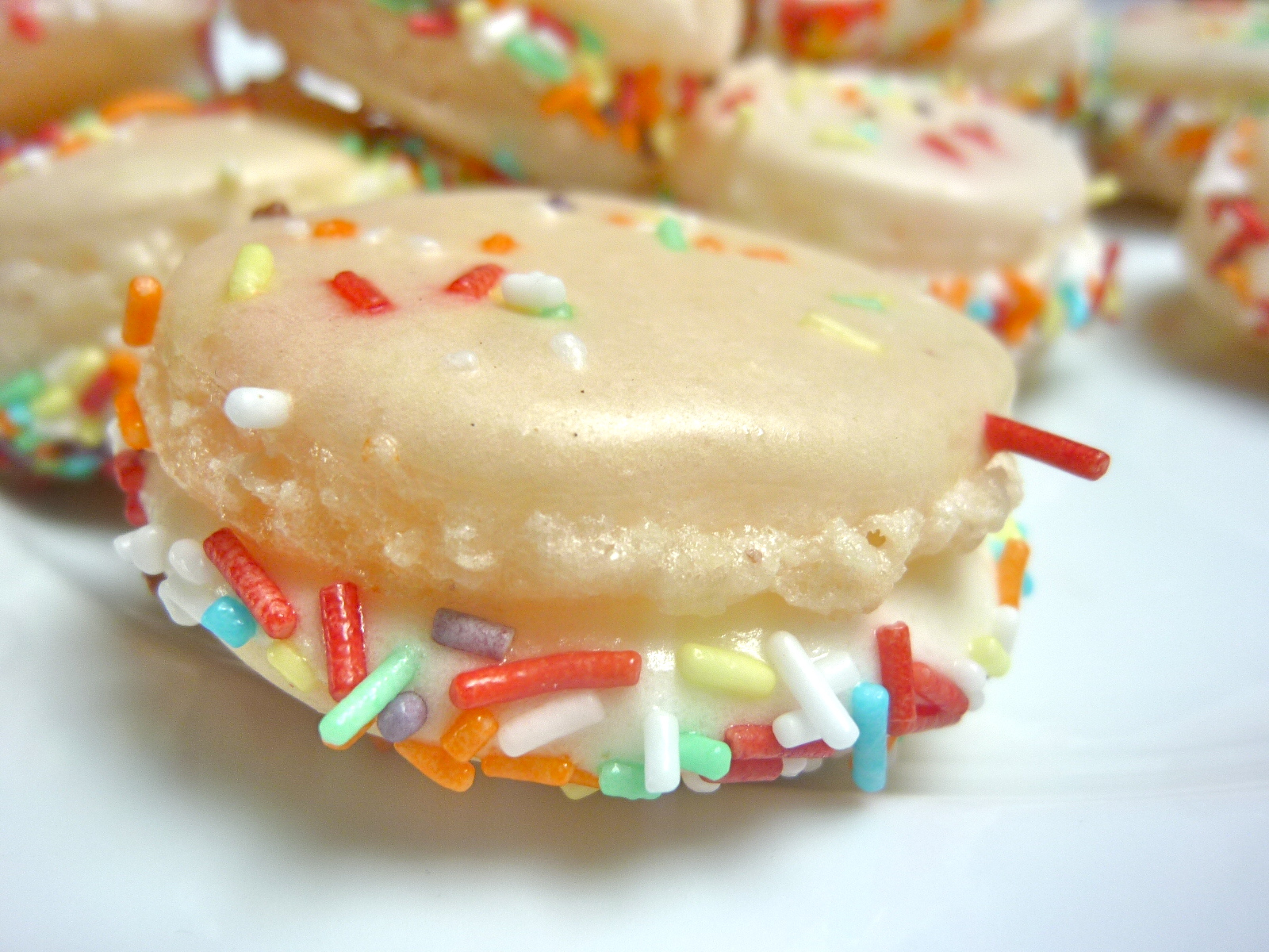 Macaron Monday: Funfetti French Macarons with Cream Cheese Frosting ...