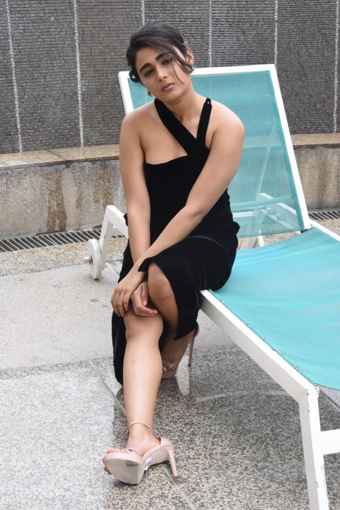 Beautiful Indian Girl Shalini Pandey Long Cross legs Thighs Beautiful Indian Girl Shalini Pandey Long Cross legs Thighs