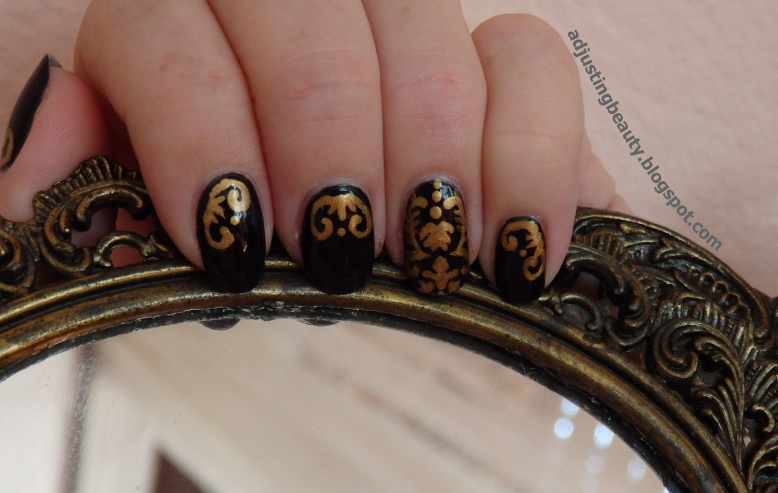 Baroque nails - Adjusting Beauty