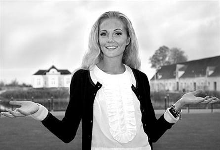 S I S S E P E R N I L L E: Caroline Fleming