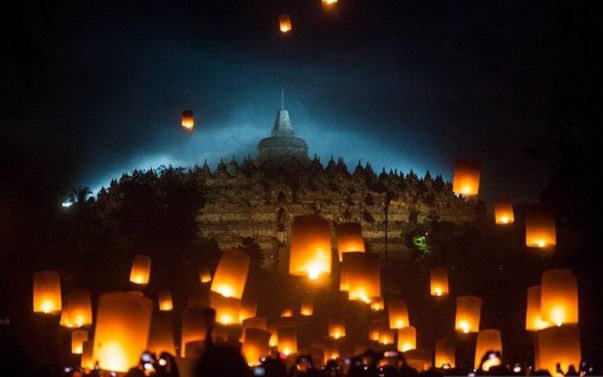 Festival Lampion Waisak Candi Borodubur 2019, Saksikan Indahnya Langit Kota Magelang - Yuk Cinta ...
