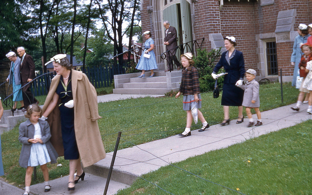 25 Beautiful Color Photos That Capture Everyday Life of Toronto During ...
