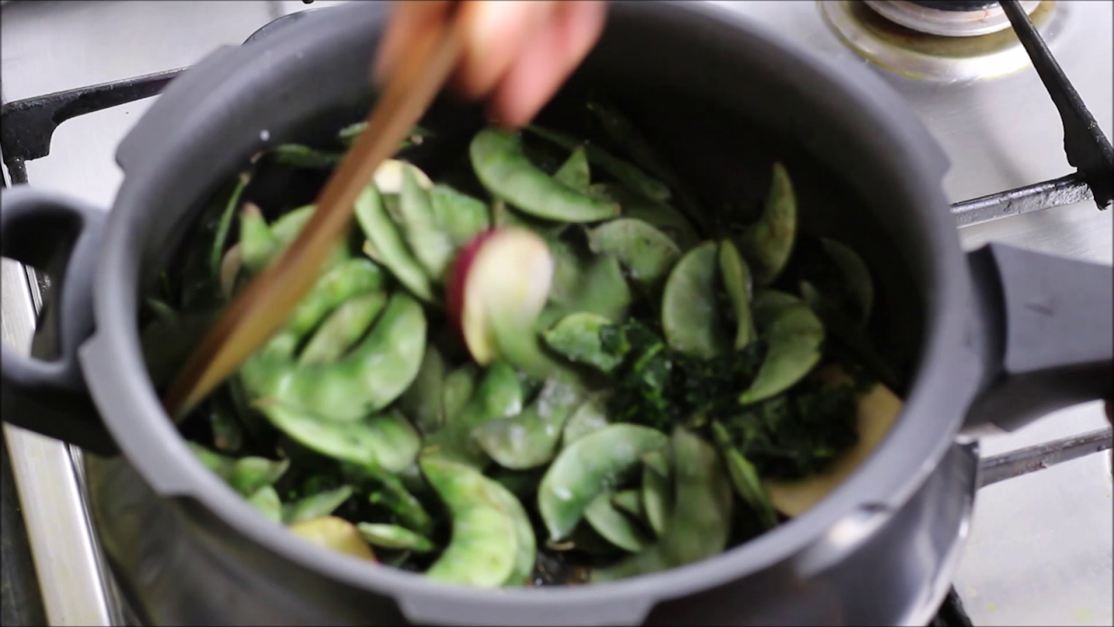 Dipa's Kitchen: How to make Umbadiyu in pressure cooker | सूरती उन्धियु ...