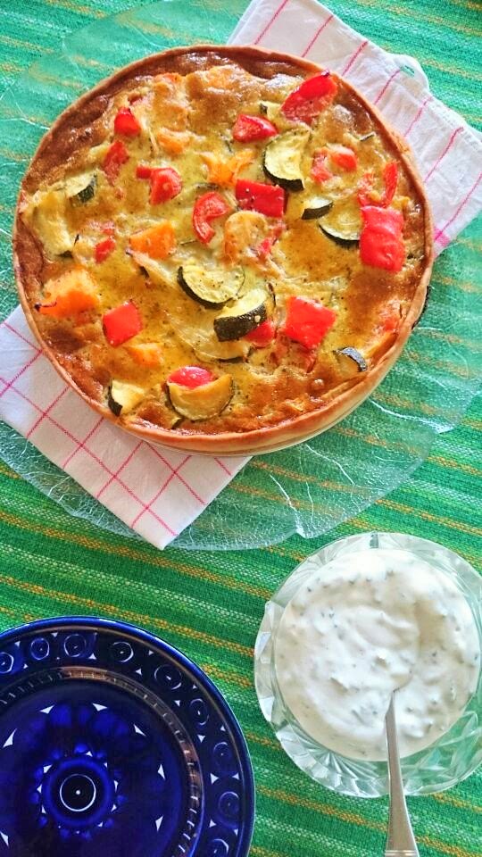 Mat och annat gott!: Vegetarisk paj med kall pepparrotssås