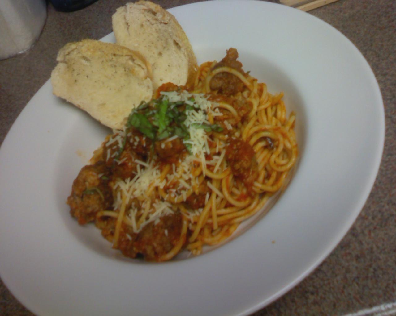 Le' Chateau Amethyst: Spaghetti w/ Meatballs topped w/ FRESH Basil