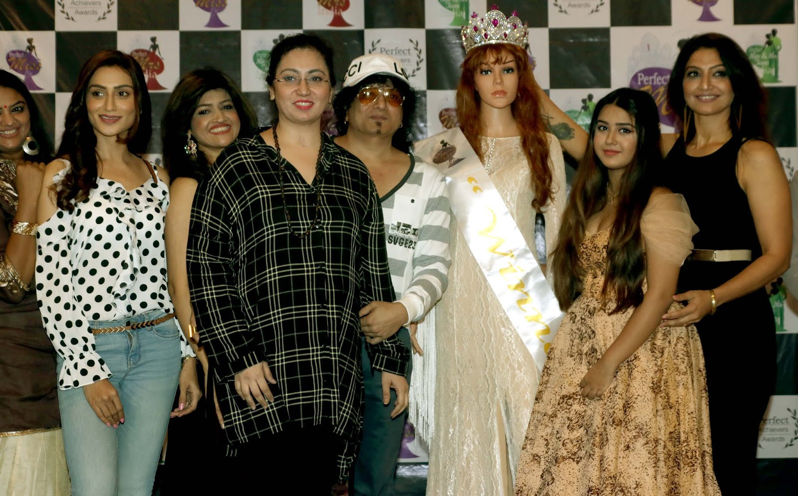 Roshni Walia, Naved Jafri, Sweety Walia, Aarti Nagpal, Priya Valecha ...