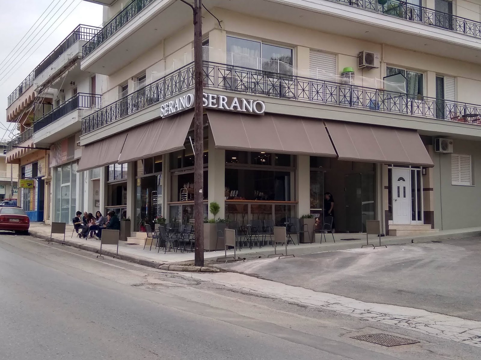 ΤΟ ΔΕΥΤΕΡΟ ΚΑΦΕΖΑΧΑΡΟΠΛΑΣΤΕΙΟ SERANO ΣΤΗΝ ΕΙΣΟΔΟ ΤΗΣ ΣΠΑΡΤΗΣ