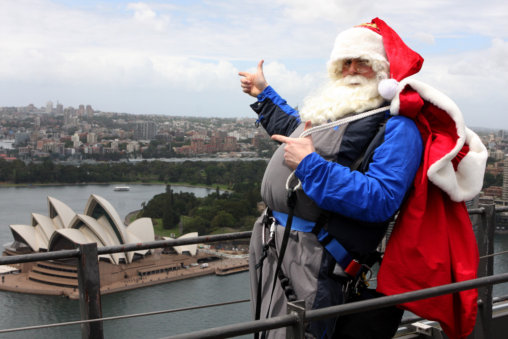 Eva Rinaldi Photography: Real Santa Claus Climbs Sydney Harbour Bridge ...