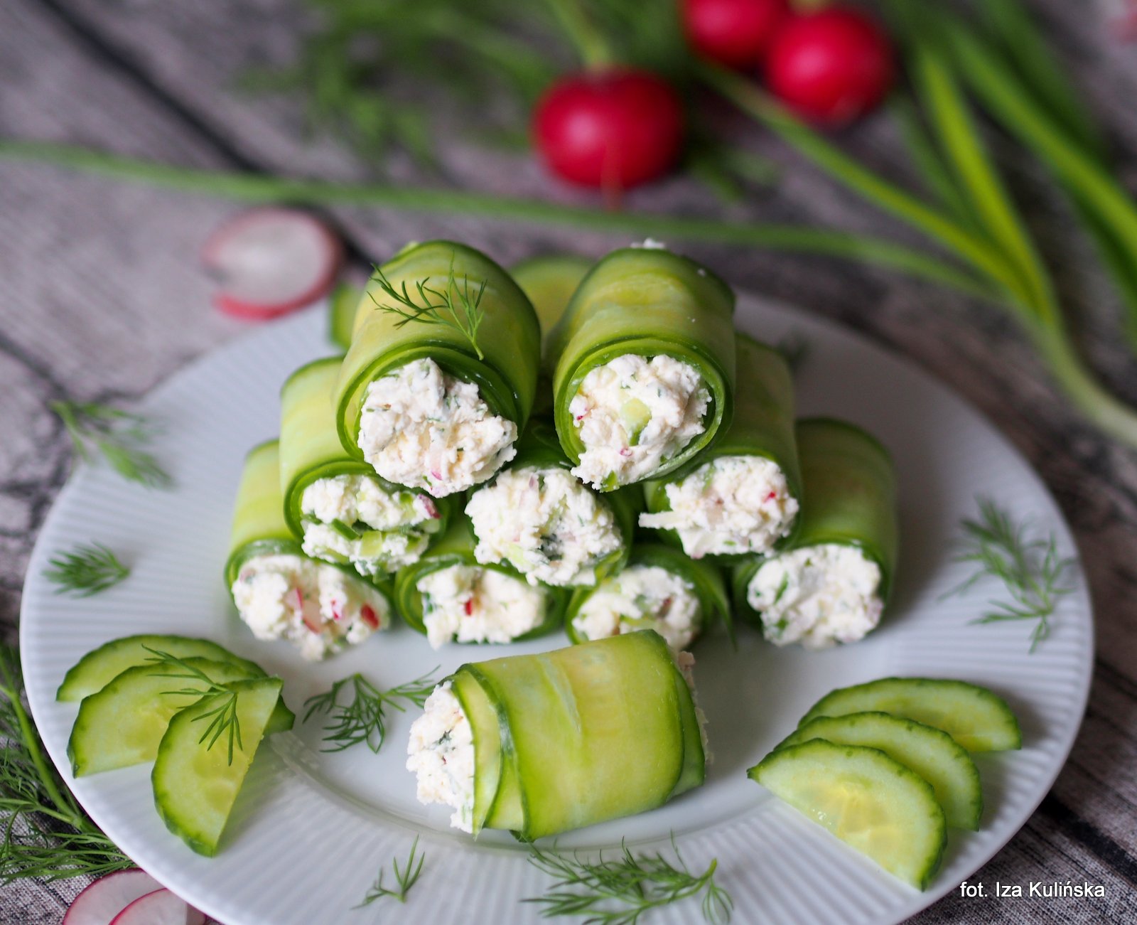 Roladki ze świeżego ogórka z twarożkiem | Smaczna Pyza
