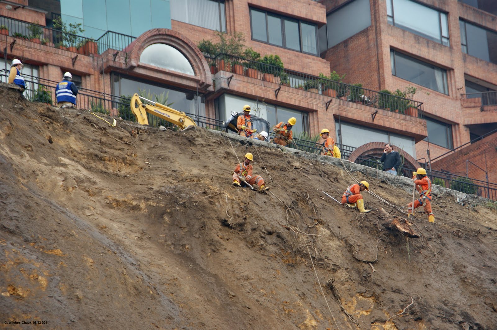AGUACEROS Y GOTERAS: LO QUE VA DEL DERRUMBE Capítulo 12