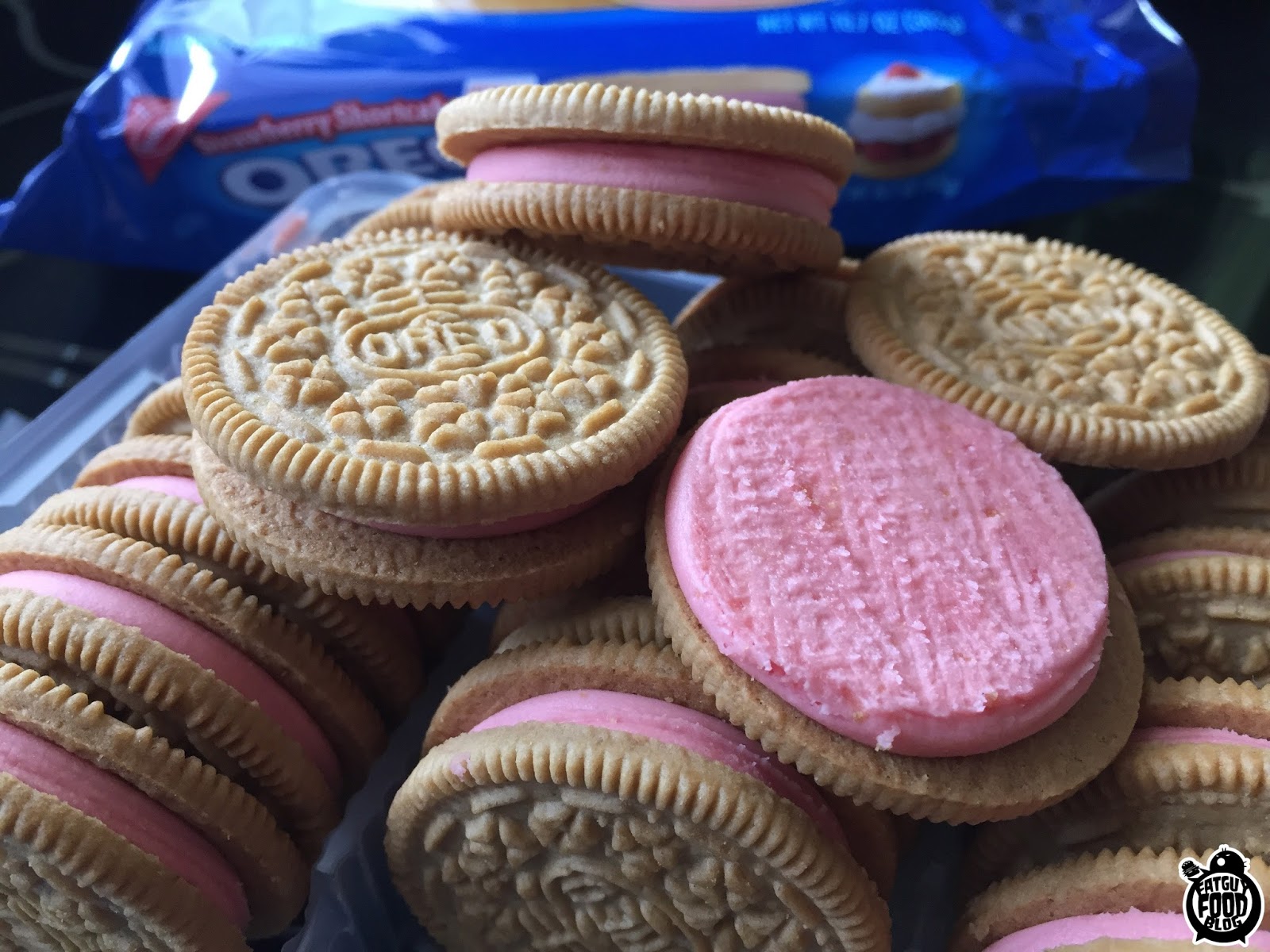 FATGUYFOODBLOG: Strawberry Shortcake Oreo Cookies!