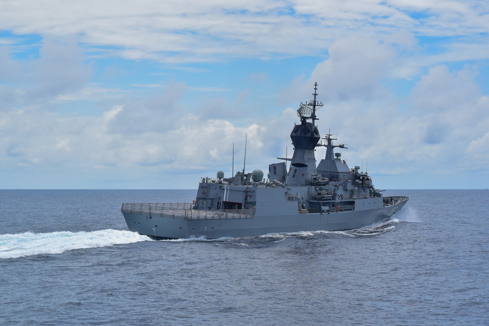 THAIDEFENSE-NEWS: Warships Of The Royal Thai Navy in Training Exercise