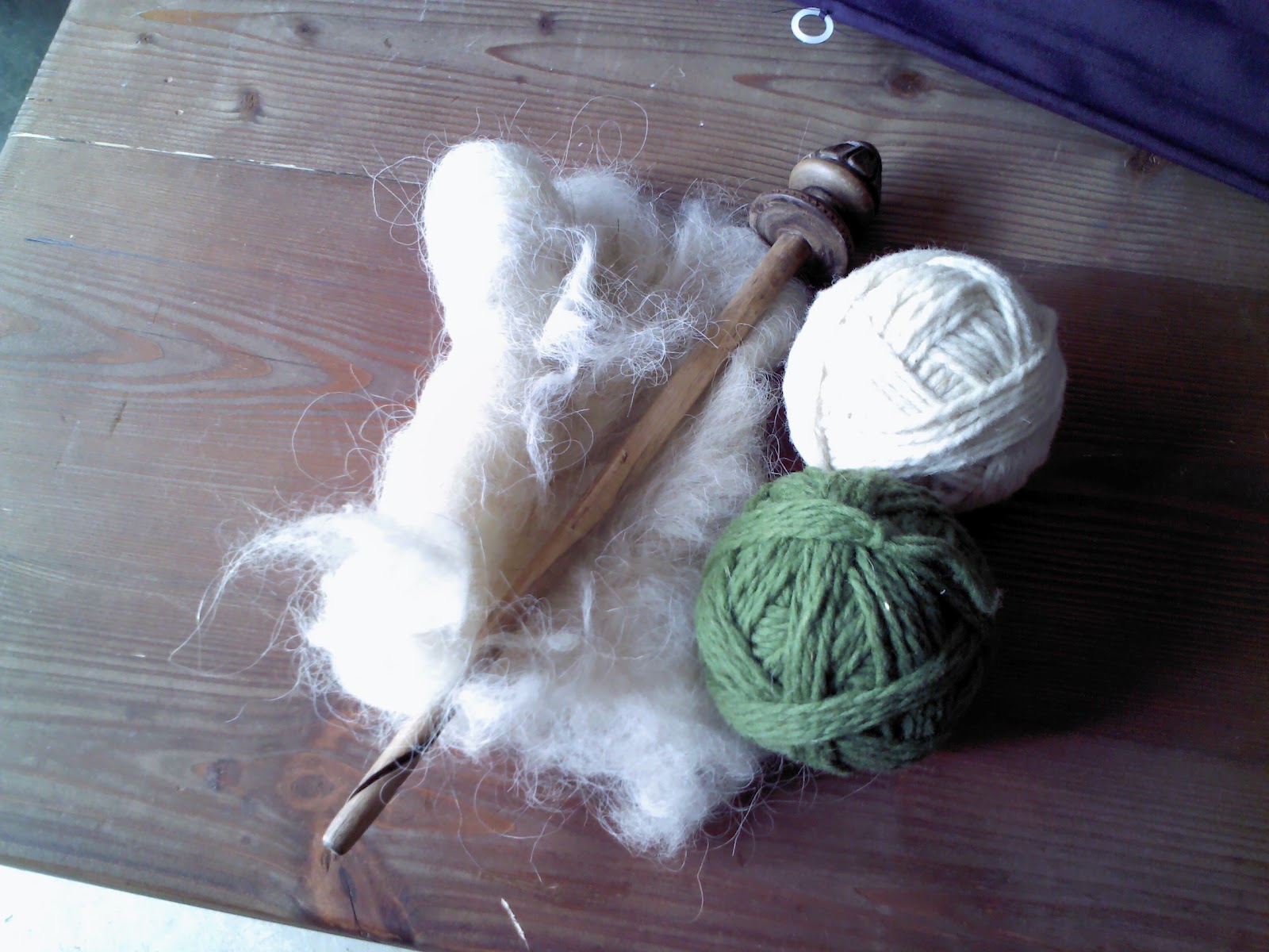 Plou I Fa Sol: TALLER DE HILADO DE LANA CON HUSO Y RUECA