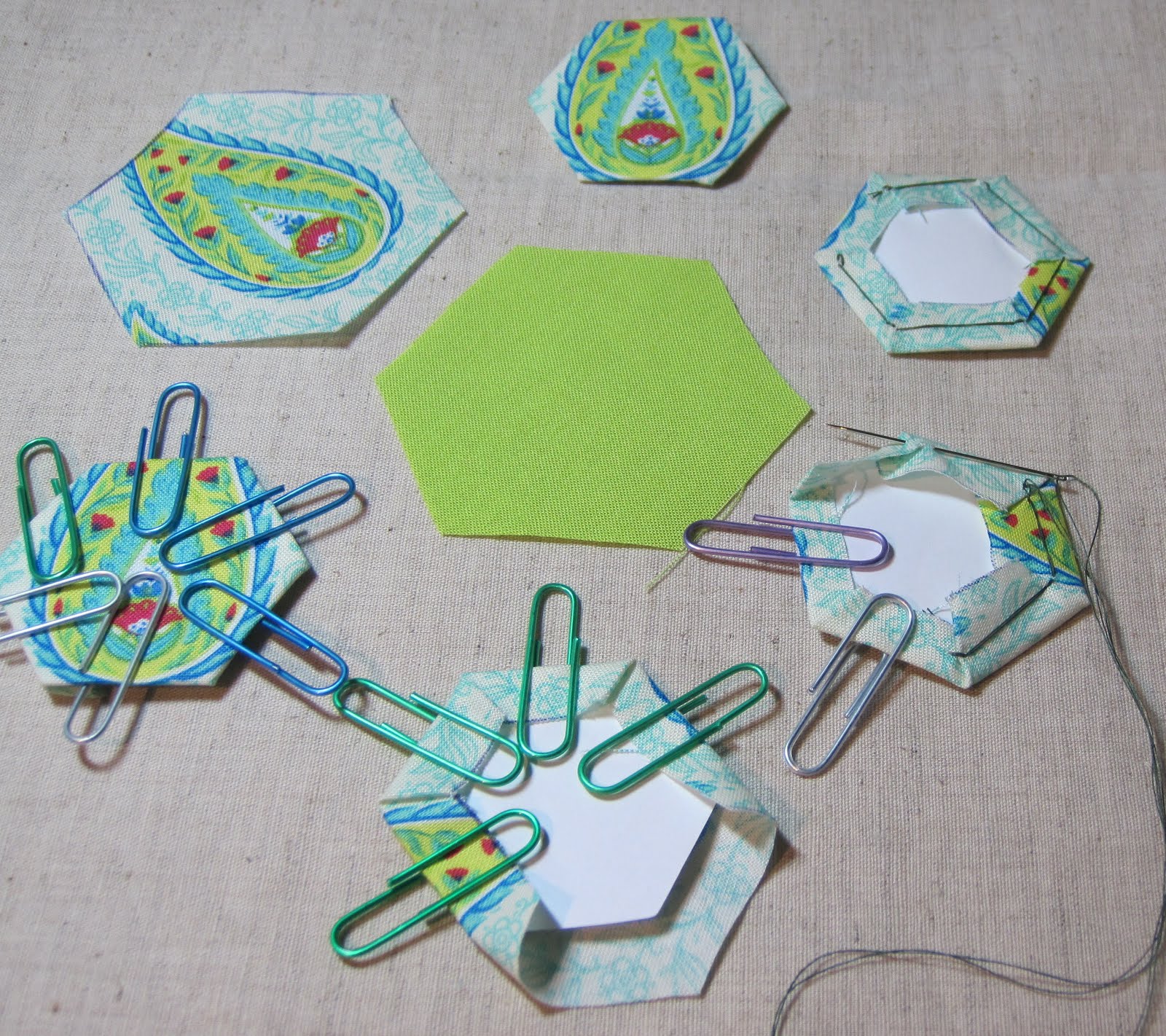 The House on the Side of the Hill: A Free Pattern - Hexie Flower Coasters