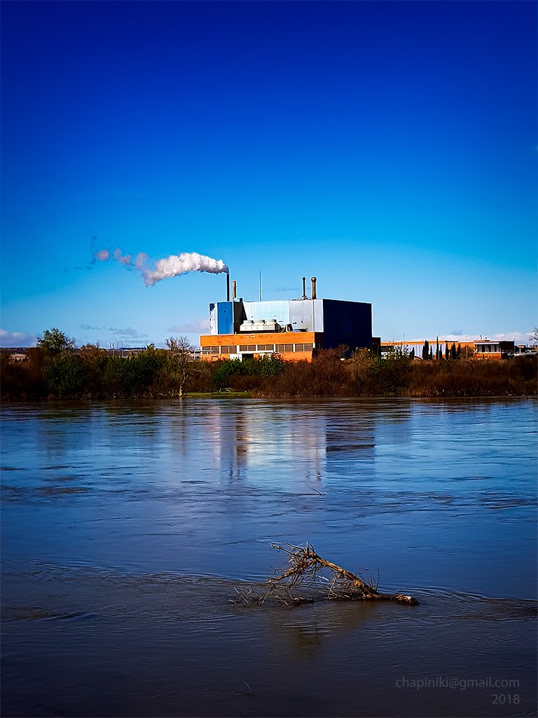 Una fábrica junto al río