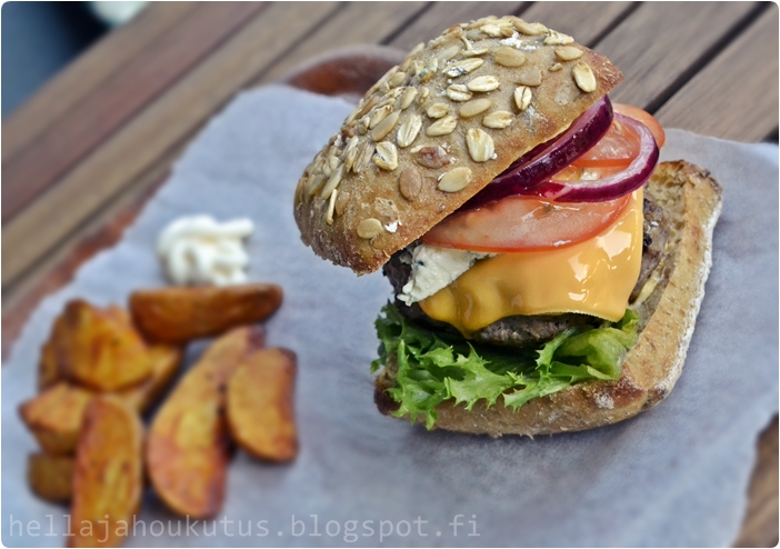Hella & houkutus: Kahden juuston burgeri (+ srirachamajoneesi)