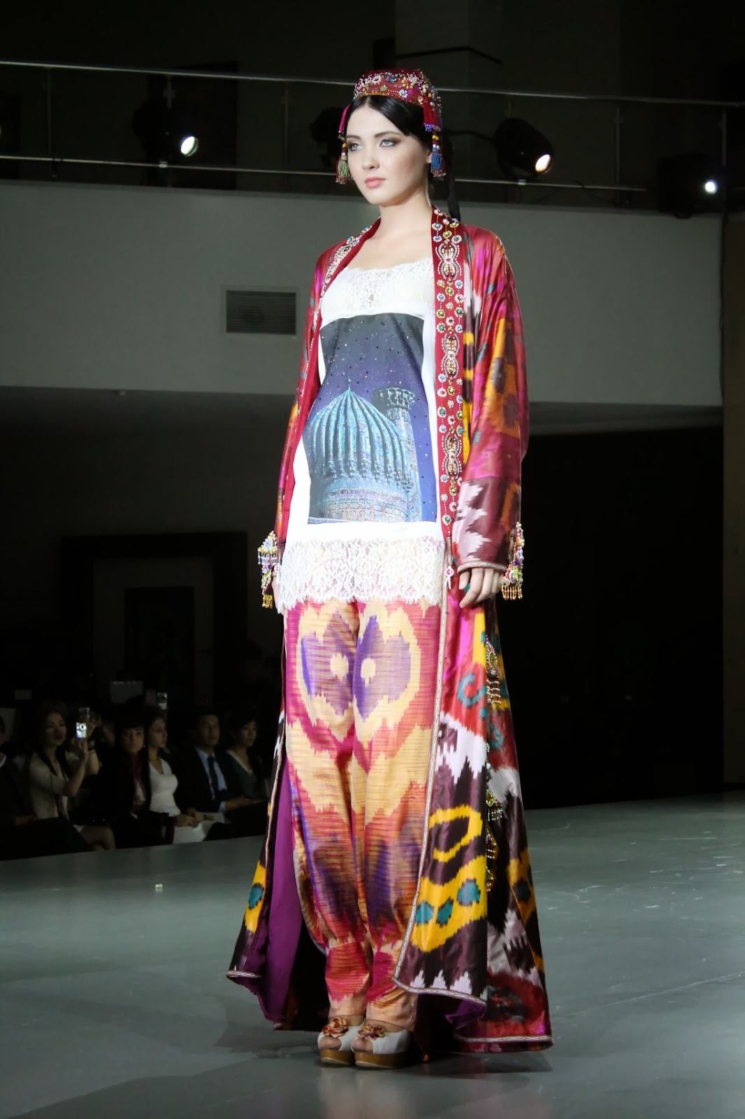 Style.UZ National Dress Festival. Uzbek khan Atlas and Adras