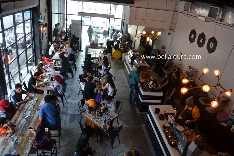 GARAGE 51 - Cafe Terbaik Dengan MINUMAN MEWAH - Bella Idura