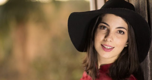 Entre livros e fofuras.: Entrevista com a youtuber Carolina Rossi.