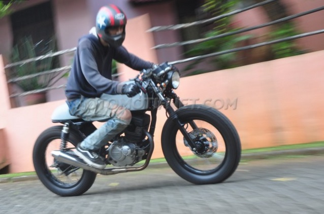 Modifikasi Suzuki Thunder 125 2007 Cafe Racer, 2 Klep Jadi 4 Klep