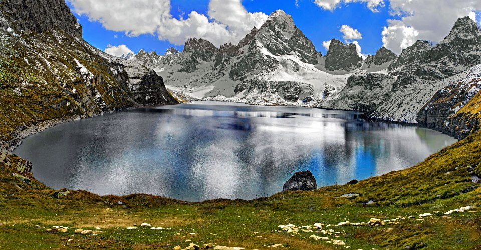 Explore the Beauty of Pakistan..: Chitta Katha Lake, Kashmir