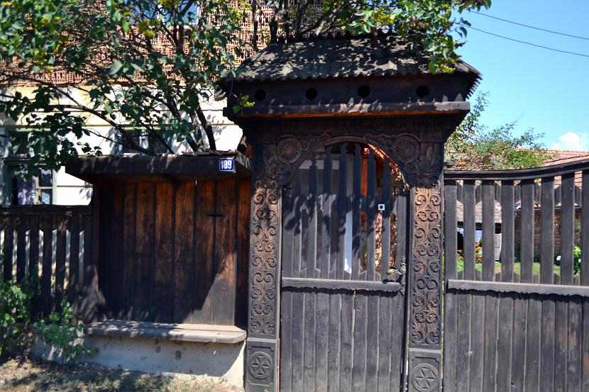 Poarta din lemn cu porumbar -zona Cristuru Secuiesc , Harghita