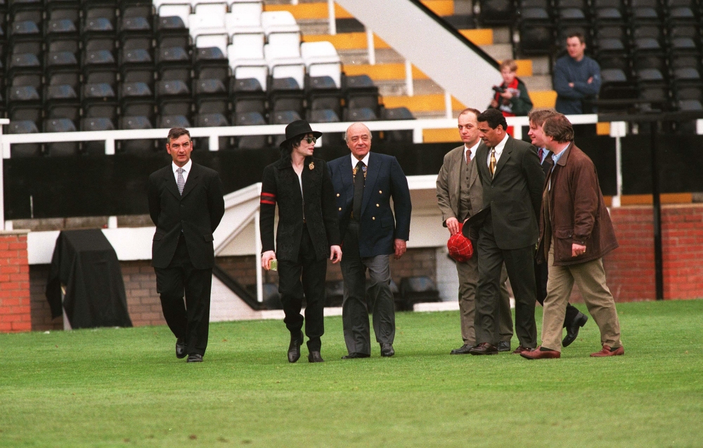 [FOTOS] Michael Jackson no campo de futebol com Mohamed Al-Fayed - 01 ...