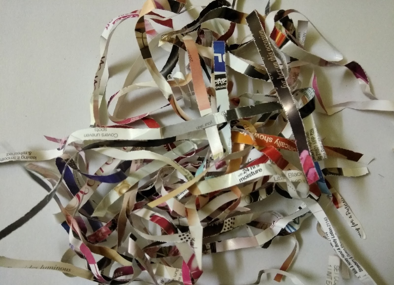 PEARLSPRETTYCRAFTS: DIY : Recycle old magazines into something creative :)