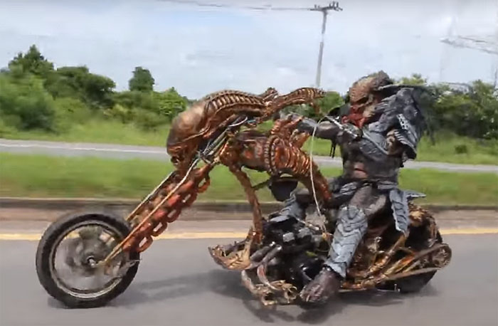 MUNDO MOTOR FRIKI - PREDATOR A BORDO DE UNA MOTOCICLETA DE DISEÑO ...