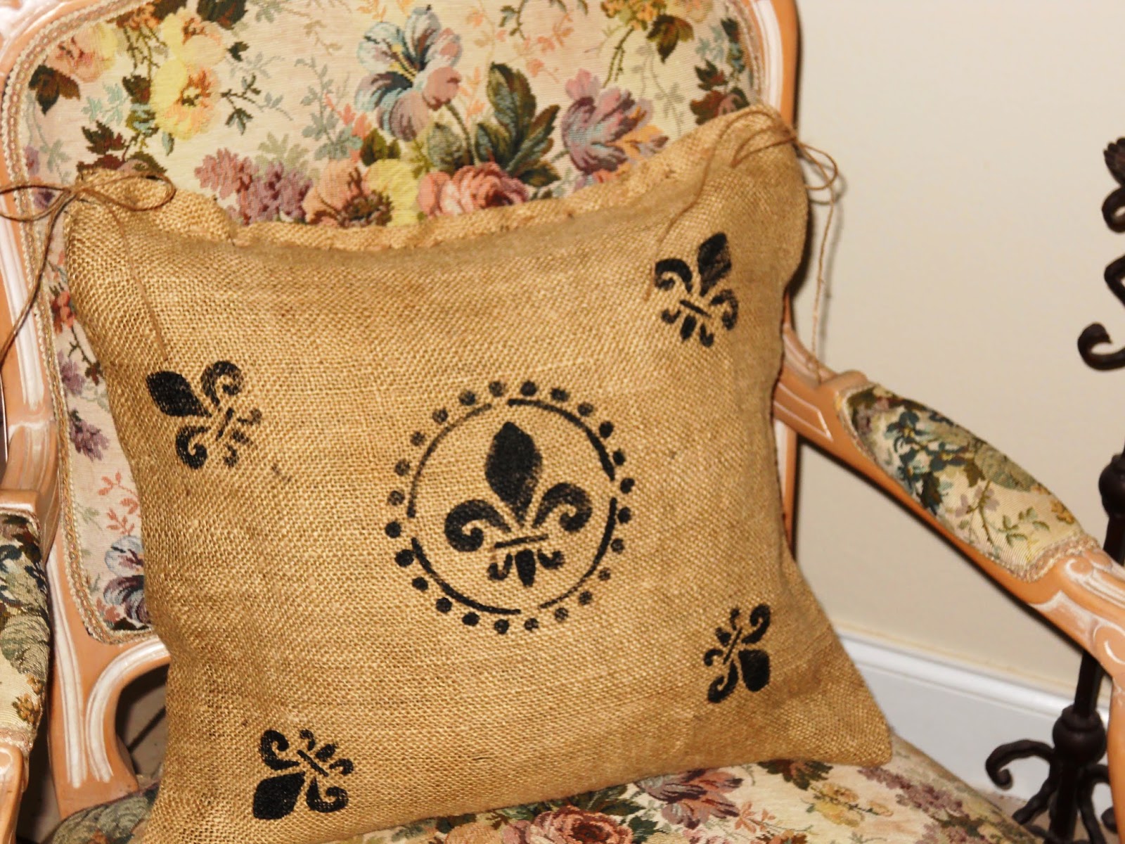 My Cozy Casita: Burlap decoration