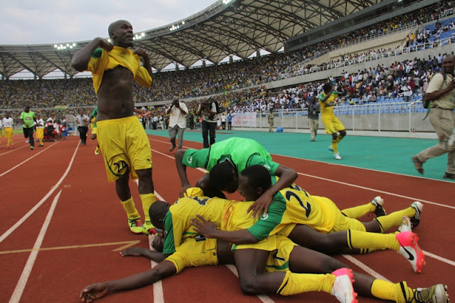 Sports Jane: PICHA ZA WACHEZAJI WA YANGA WAKIWA WAMEBEBA KOMBE LAO.