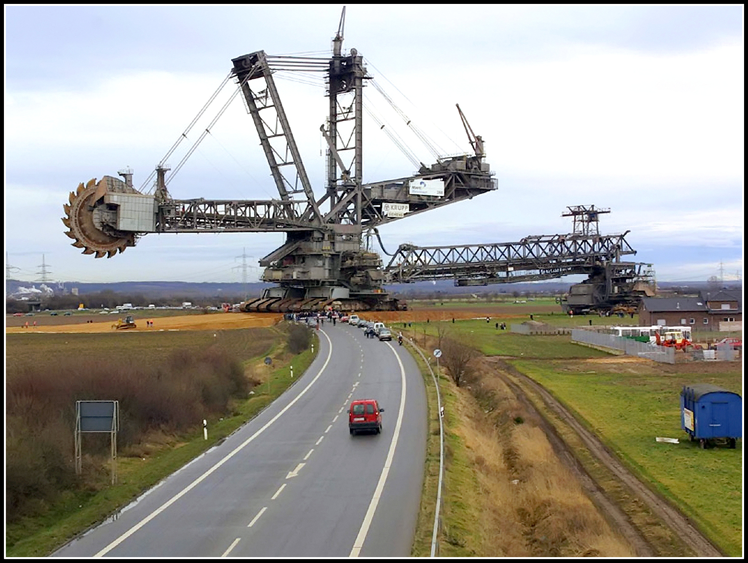 Bagger 288 - The Largest Land Vehicle in the World [1366x768] : r ...