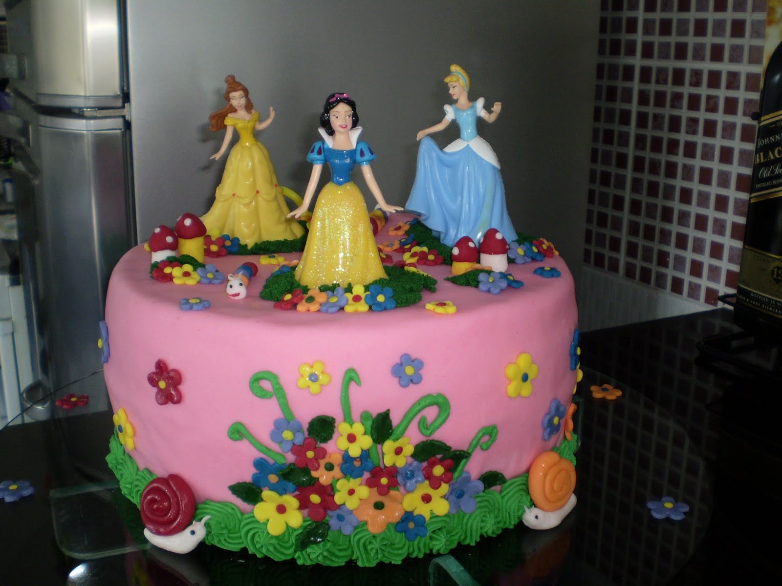 Bolos Decorados por Lidiane Carmo.: Bolo Princesas Disney