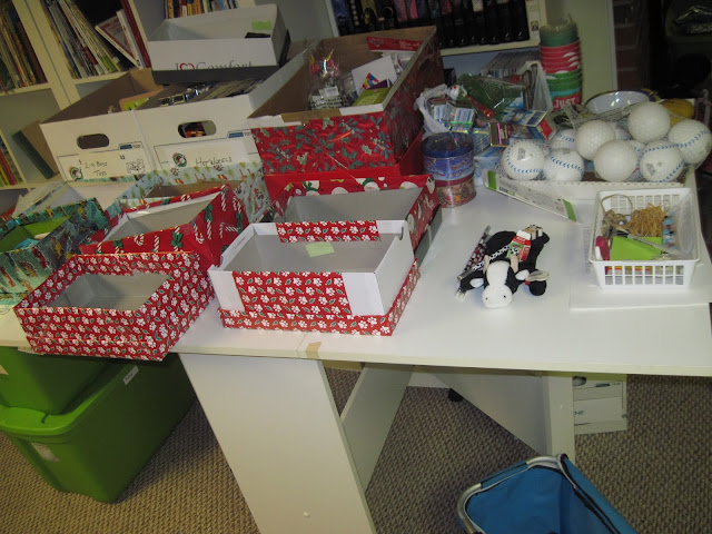 Simply Shoeboxes: Family Operation Christmas Child Shoebox Packing ...