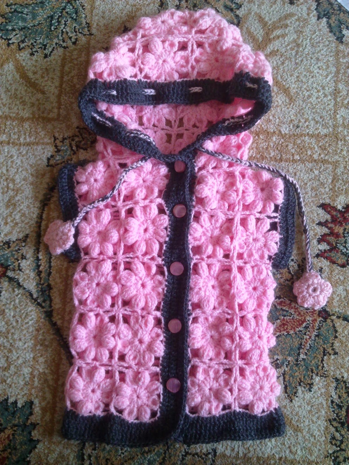 Hainute copii tricotate si crosetate la comanda: Vestuta crosetata cu flori