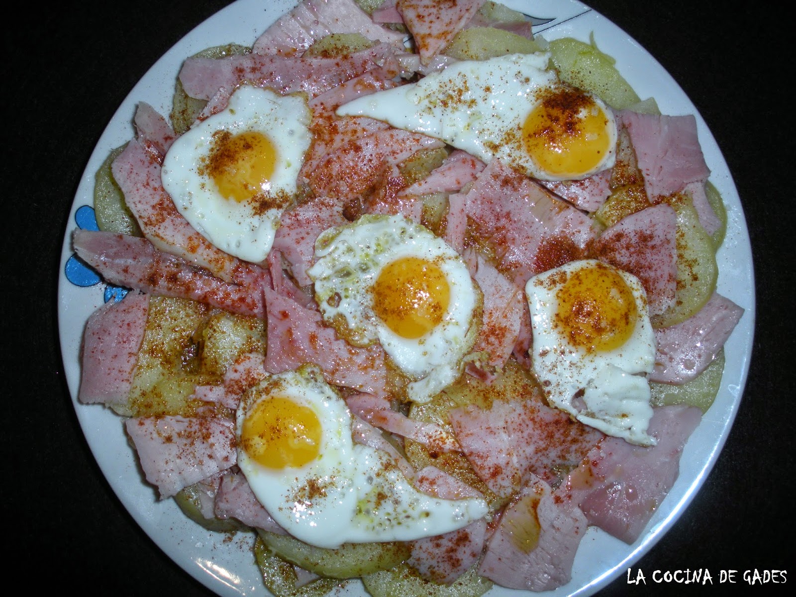LA COCINA DE GADES: HUEVO DE CODORNIZ CON LACÓN AHUMADO Y PATATAS