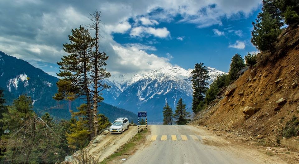 Road with a view - Betab Valley, Pahalgam - Paradise Kashmir