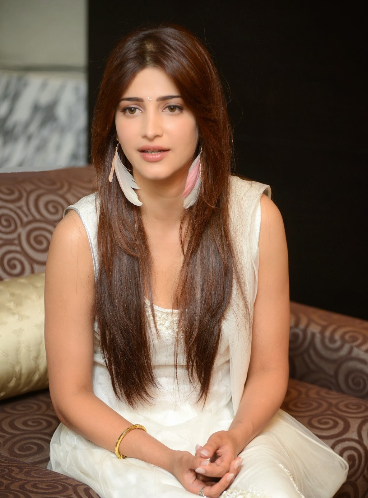 Shruti Haasan Sexy Figure Candid Pics In White Dress At Telugu Film Balupu Press Meet Hot