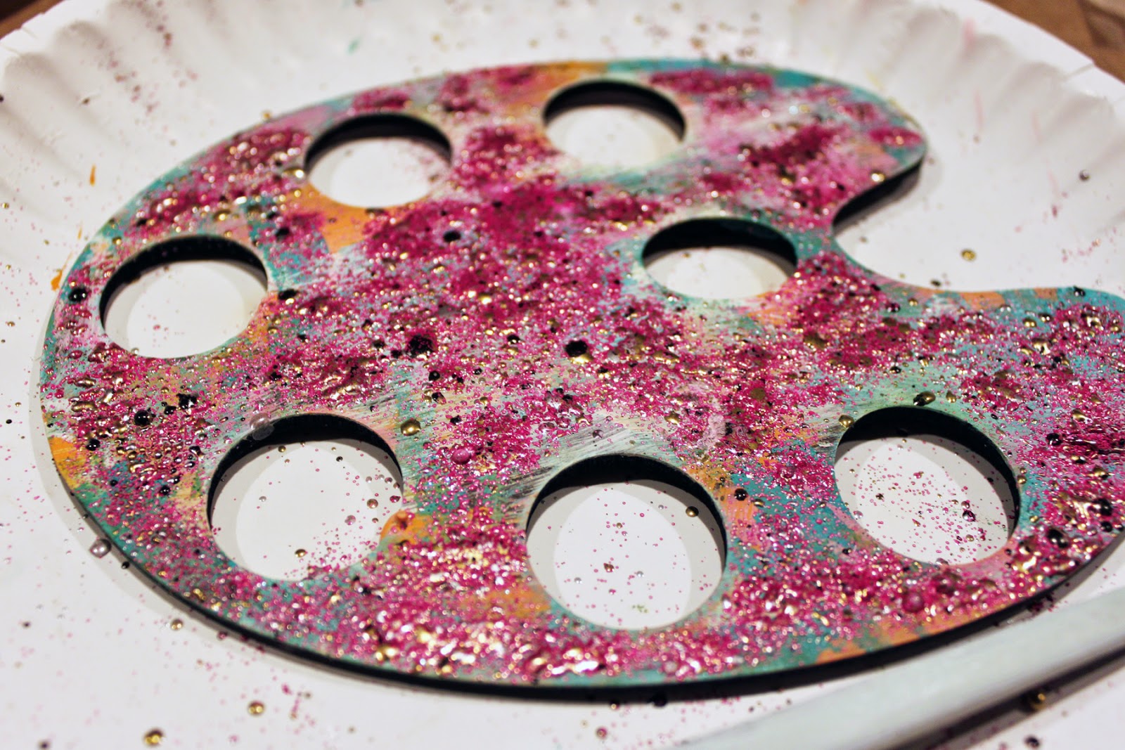 Retro Café Art Gallery: Fabulous Artist Palettes + a Free Gift For All‏