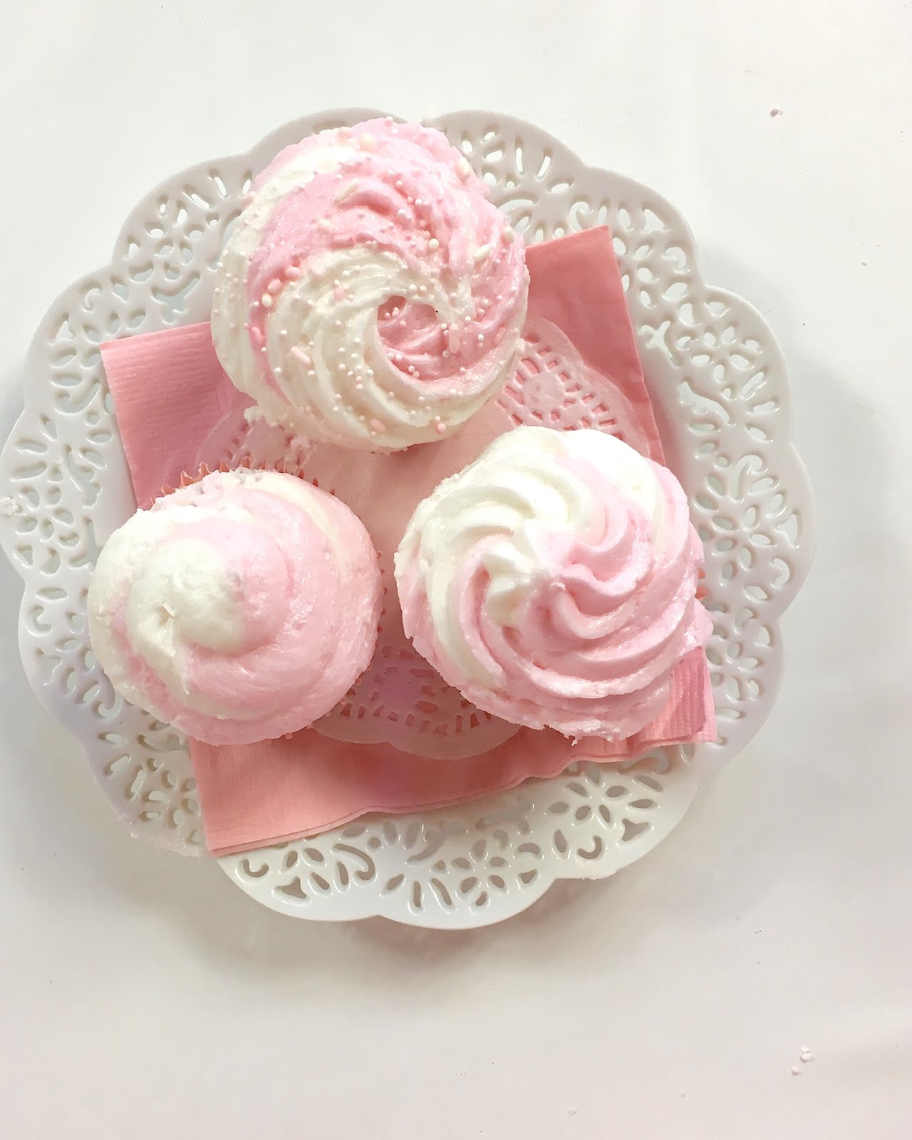 {VIDEO} How To Pipe a Two-Toned Frosting Cupcake Swirl - The Lindsay Ann