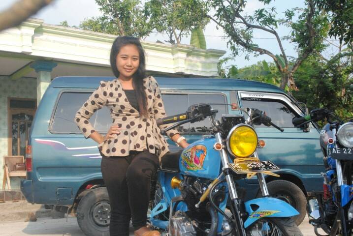 Foto - Foto Cewek Cantik Dengan Motor CB Modifikasinya