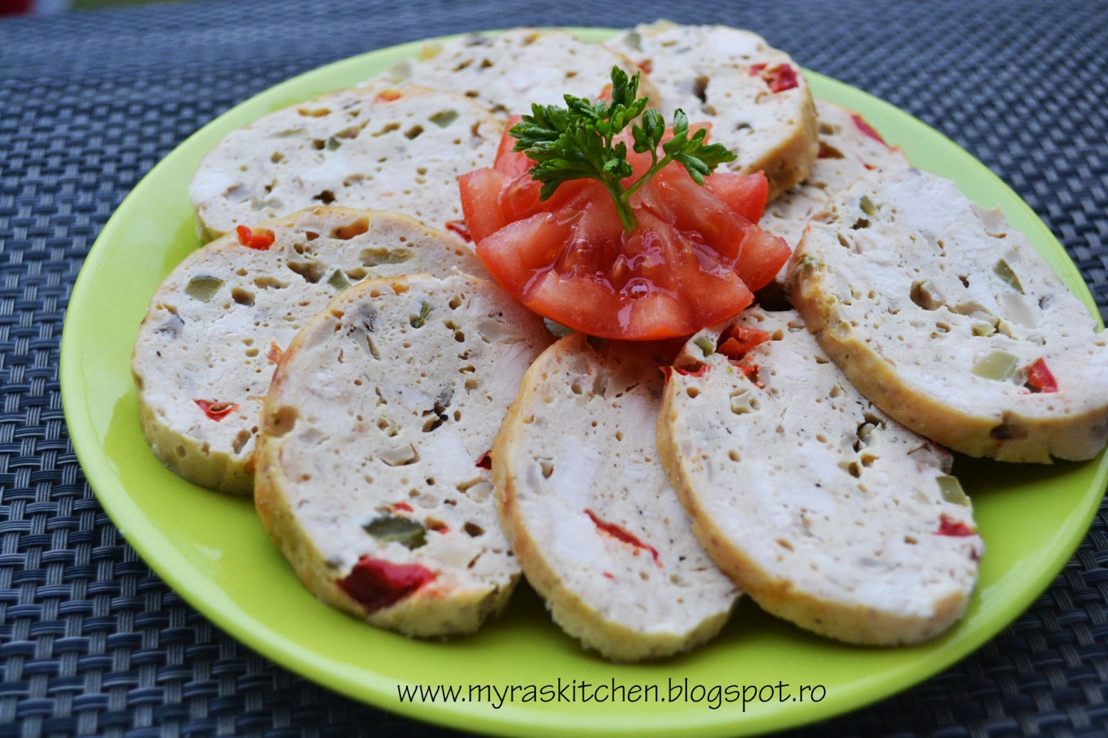 Myra's kitchen: Rulada din piept de pui si legume